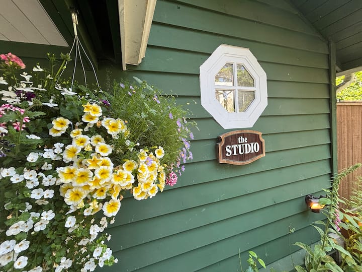 The Studio- Cozy , Renovated Cottage In The Forest - Vancouver Island