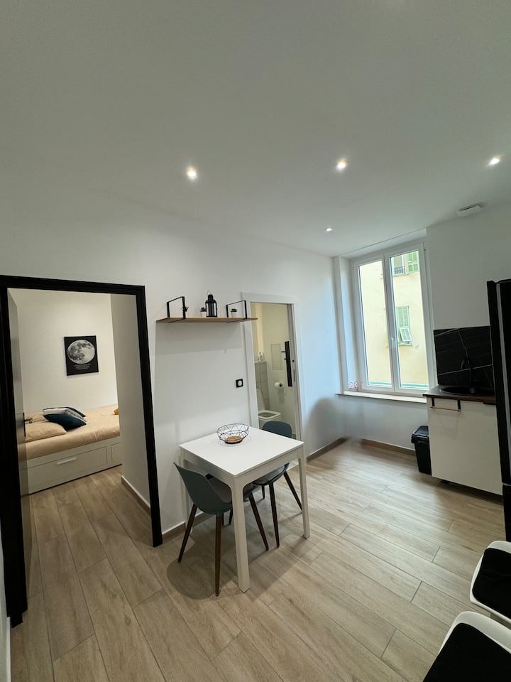 Beau 3 Pièces Au Calme, Idéalement Situé Au Port - Nice