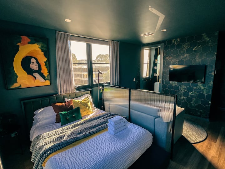 'Hive’ Cosy Elevated Micro Stay - Central Location - Canberra