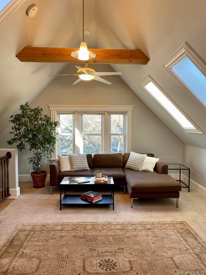 Victorian 3rd Floor Studio - Minneapolis