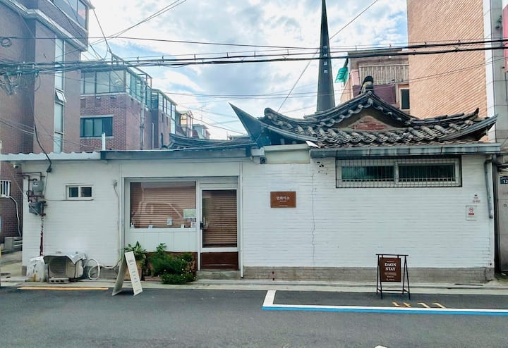 한옥 스테이_낮엔 고궁 산책, 밤엔 성곽 야경(명동 광화문 인접) 셀프 체크인_전용 주차 - Seoel