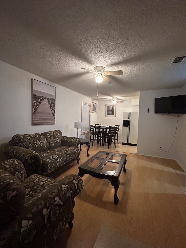 Cozy And Modern: 2nd Floor Apt. #7 - Eagle Pass, TX