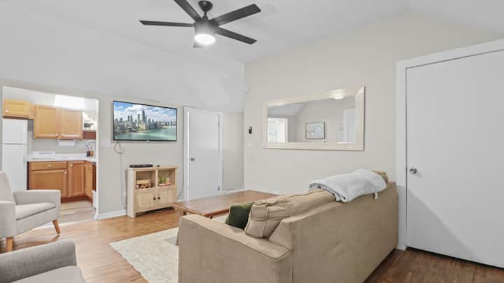 Apt W/ Heated Garage Libertyville Near Naval Base - Libertyville, IL