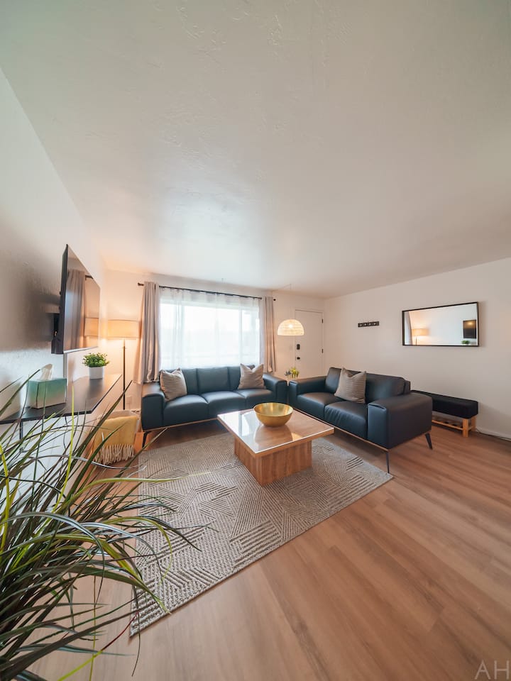 King Bed Midtown Apartment - Anchorage, AK