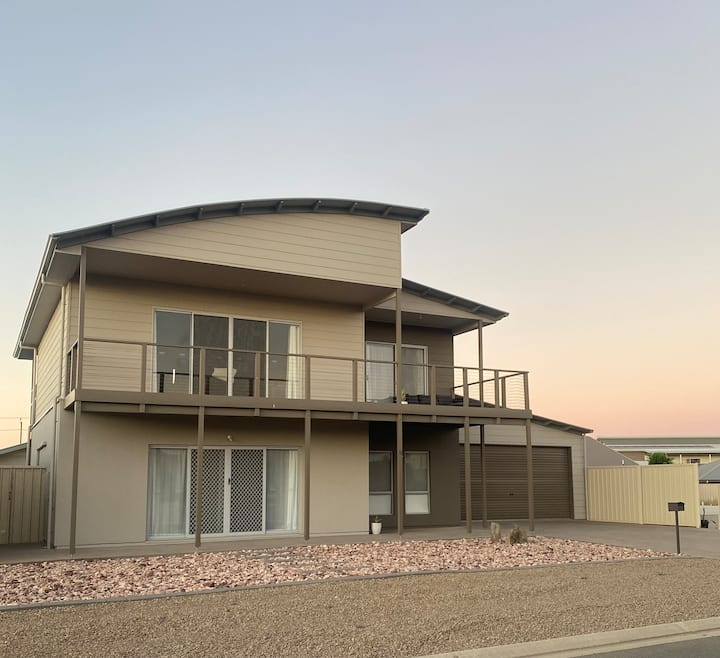 Seaside Serenity: Ultimate Golf & Beach Escape - Port Hughes