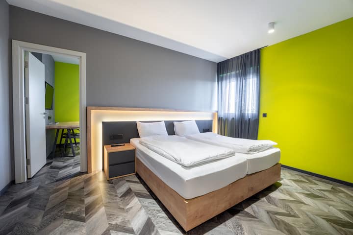 Modernes Familienzimmer (Doppelbett + Stockbett) - München