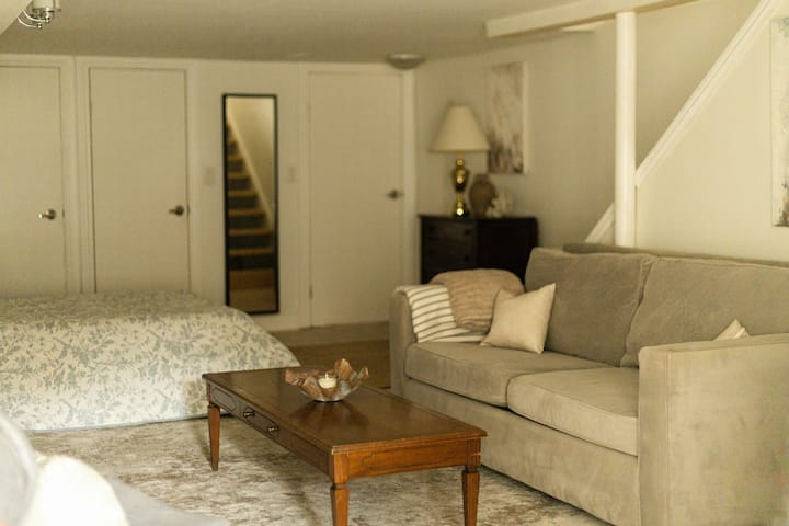 Charming Space—secure Parking, Private Entrance - Toronto