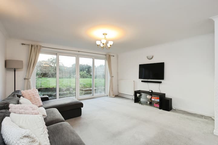 4-bedroom House With Parking - Tonbridge