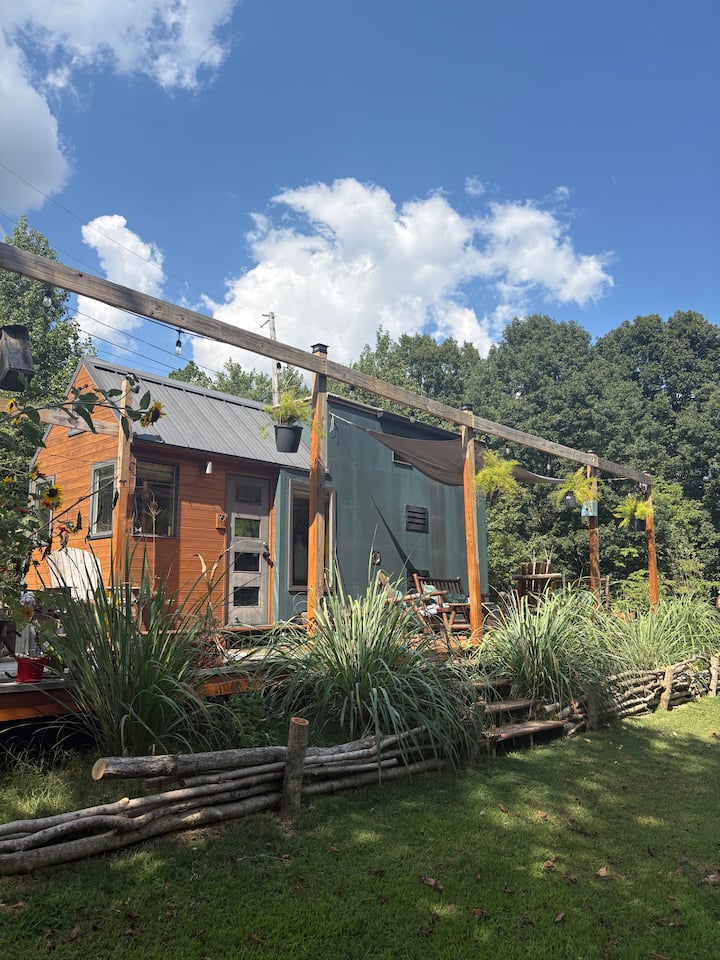 Tiny Hilltop Hideaway - Splash Pad, White House