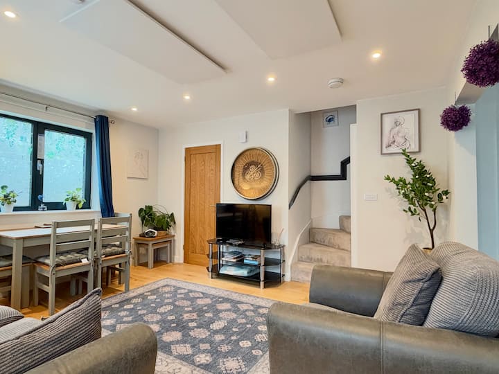 Modern 2-storey Apartment: Central, Quiet Location - 콘월