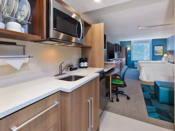 Unwind In Style And Comfort! Pool, Free Breakfast! - Wilmington, NC