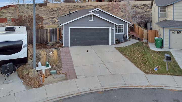 Pet Friendly, Single Story W/ 9 Beds - Reno