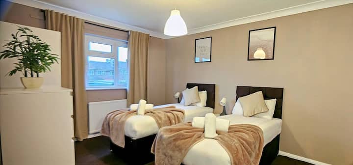 3-bed W/ Free Parking& Fast Wifi(contractor-ready) - Crawley