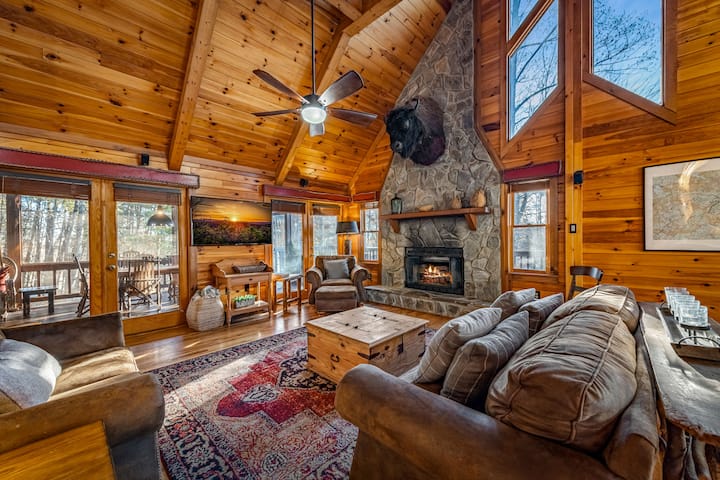 Family Cabin - Views, New Hot Tub, Game Room - Mineral Bluff, GA