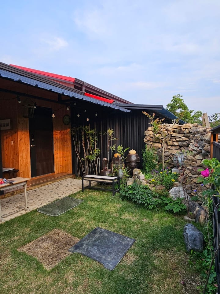 구미시 "빨간지붕 루이네 집" B동 사랑채(돌담뷰) - 고아읍