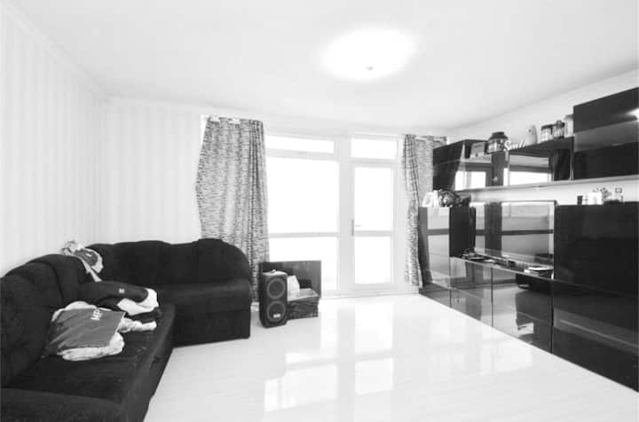 Lakeside 2 Bed Apartment, - Ilford