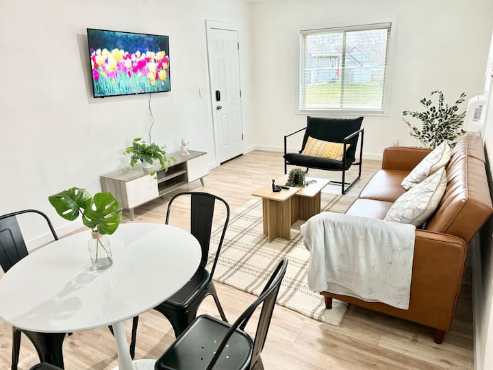 New And Modern 1bed/1bath -King Bed Free Parking 3 - Des Moines, IA