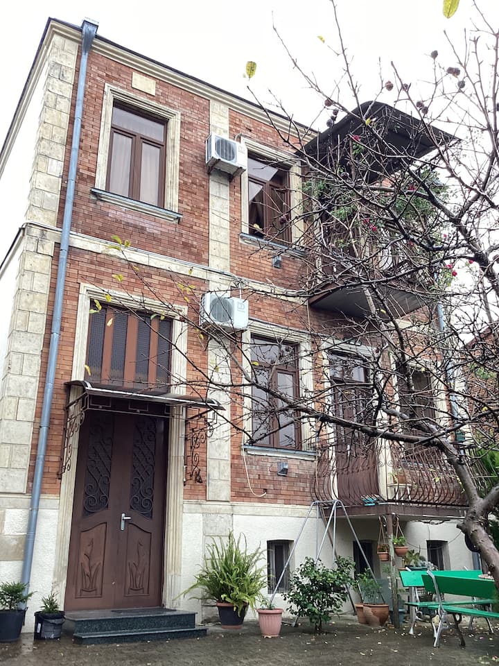 City Center Vintage 2br House: 2nd Fl, 2 Balconies - クタイシ