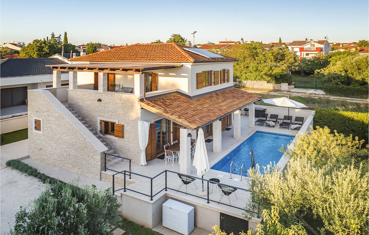 Awesome Home In Peroj - Peroj
