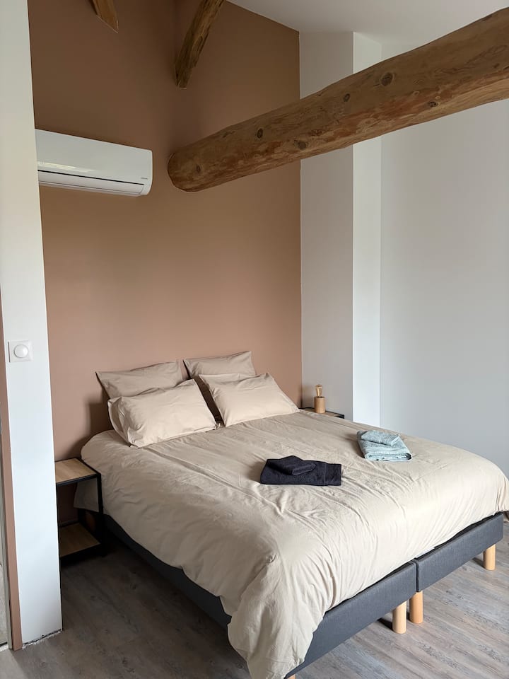 Chambre Dans Une Maison En Cours D’aménagement - Blacé