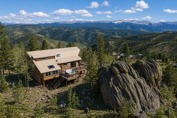 Big Views 4 Bed Home, Pet Friendly + Hot Tub! - Granby, CO