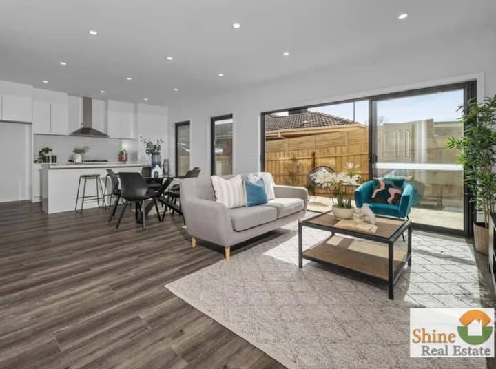 Bedroom With En Suite In Big Home - Frankston