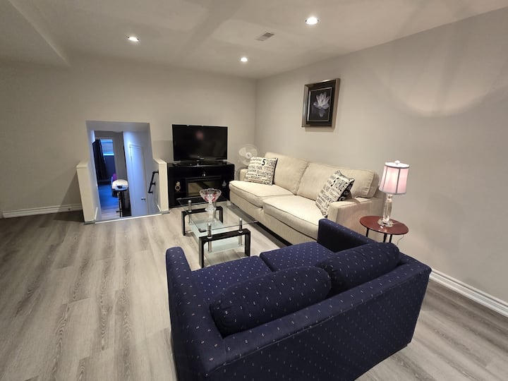 Renovated 2-bedroom Basement (Entire Place) - Richmond Hill, ON