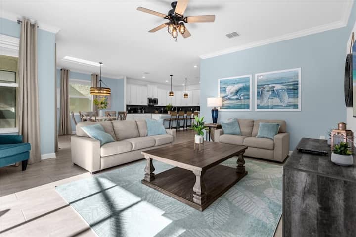 6 Bedrooms/ 5 Bathrooms/ Storey Lake (4234 Pd) - Kissimmee
