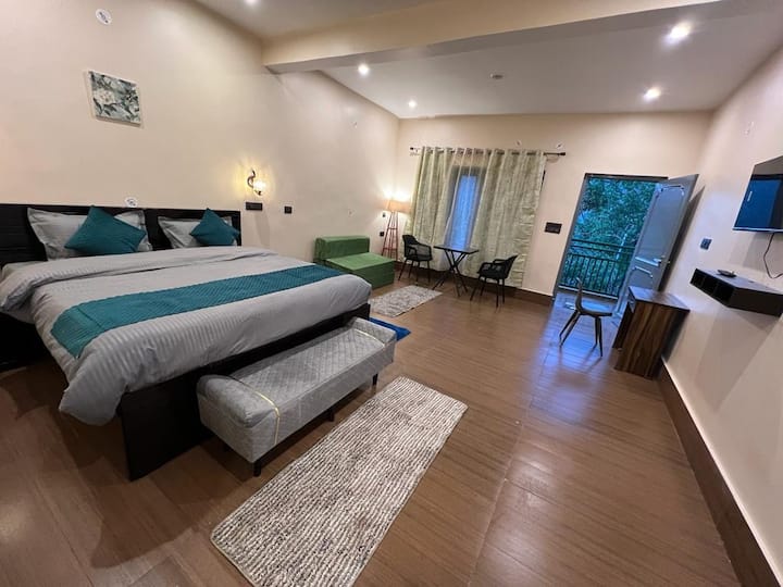Green Pigeon Cafe And Luxury Homestay Room1 - Ranikhet