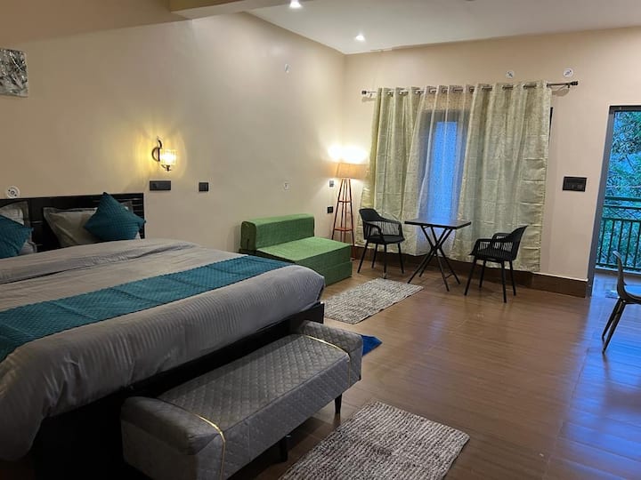 Green Pigeon Cafe And Luxury Homestay Room 2 - Ranikhet