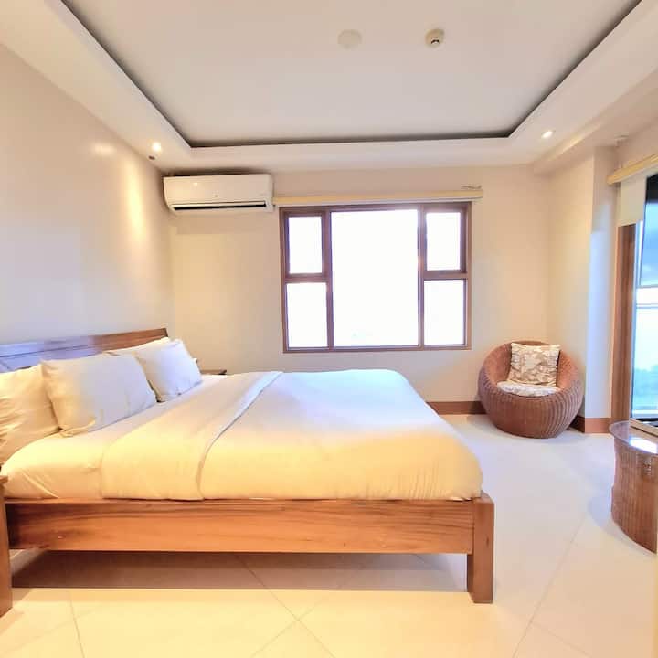 Stayluxia King 3br3ba Balcony Bayview Pool Netflix - Manila