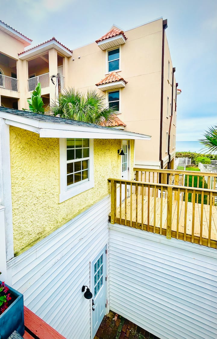 Beachside Historic Cottage – Steps To Sand! - Indian Rocks Beach, FL