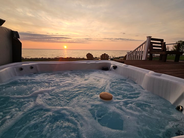 Luxurious Lake Michigan Home! Hot Tub, Lake Access - Pentwater, MI