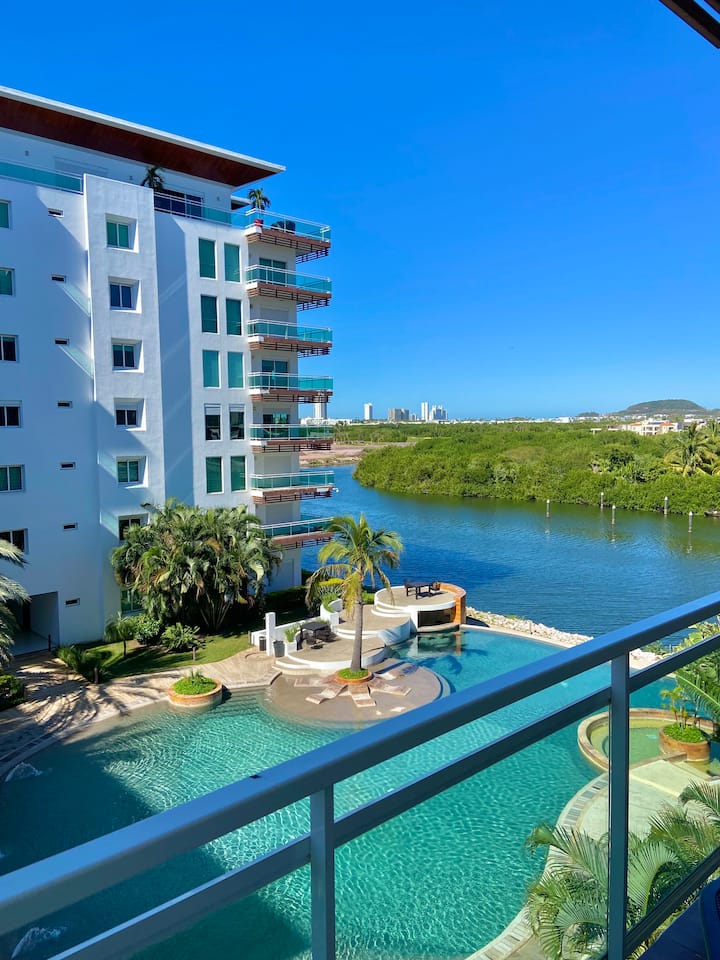 Condo Con Vista A La Marina En Pacifika Para 8 - Mazatlán