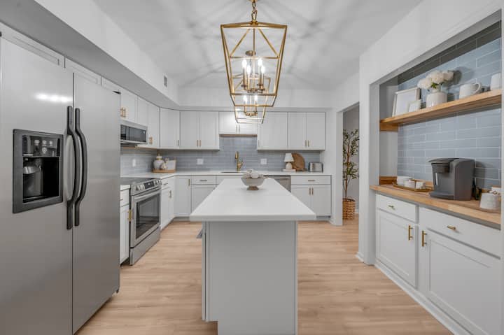 Main Level Luxury Living, Insurance Stays Welcome! - Lexington, KY