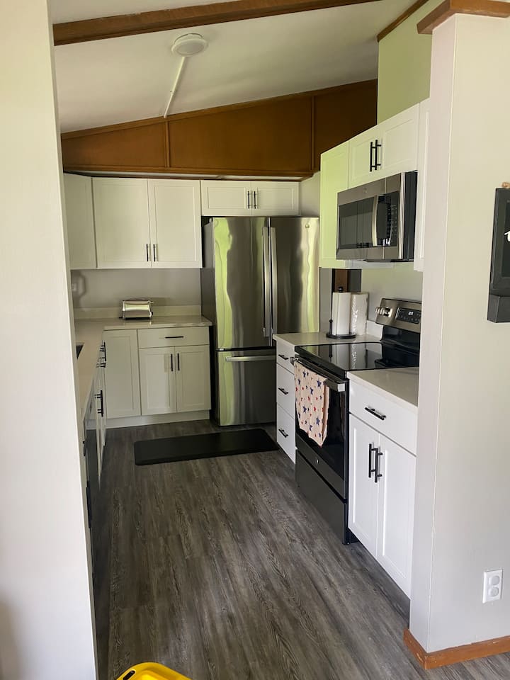 Secluded Acre Minutes From Many Attractions - Cedar Rapids, IA
