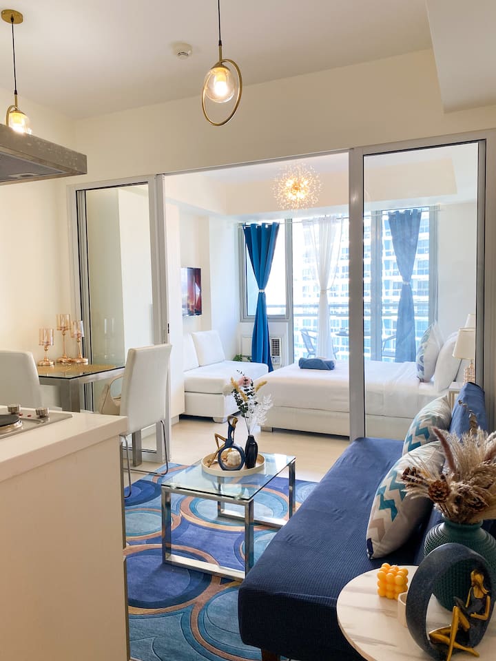 Azure Beach View — Stylish Miami Tower Suite - Parañaque