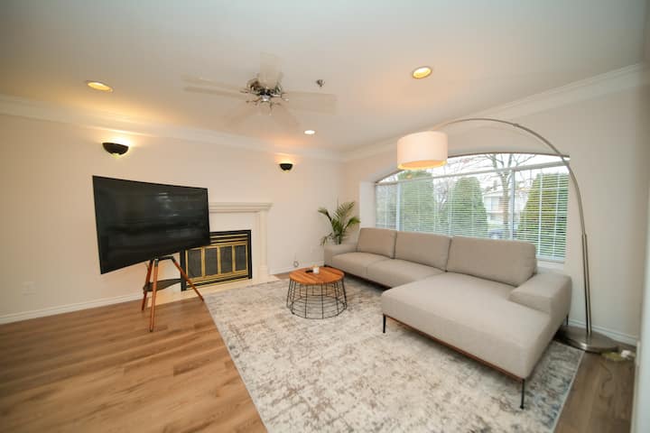 Home Base Van West – 5br W/  Long-term Deals - Vancouver