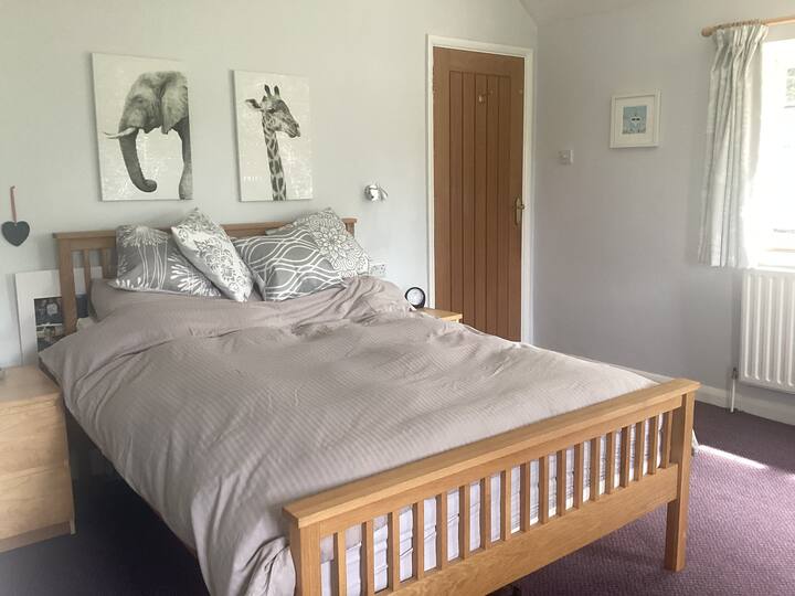 Bedroom With En-suite Bathroom. - Godalming