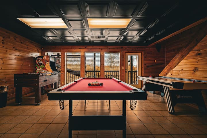 Big Game Lodge | 7br Cabin W/ Hot Tub & Game Room - Gatlinburg, TN