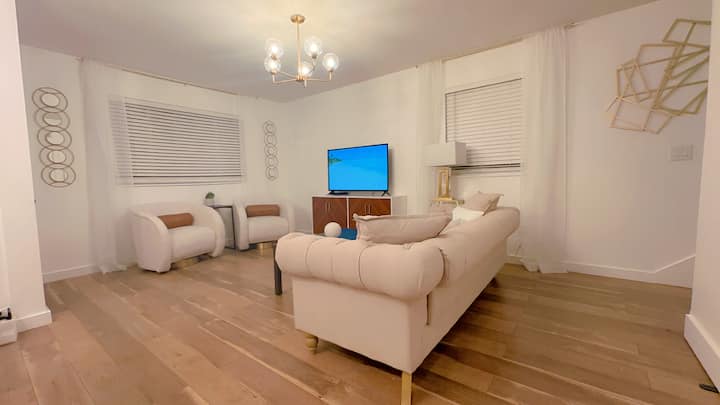 Downtown 2 Bed/1.5 Bath Townhome + Parking - Charleston, SC