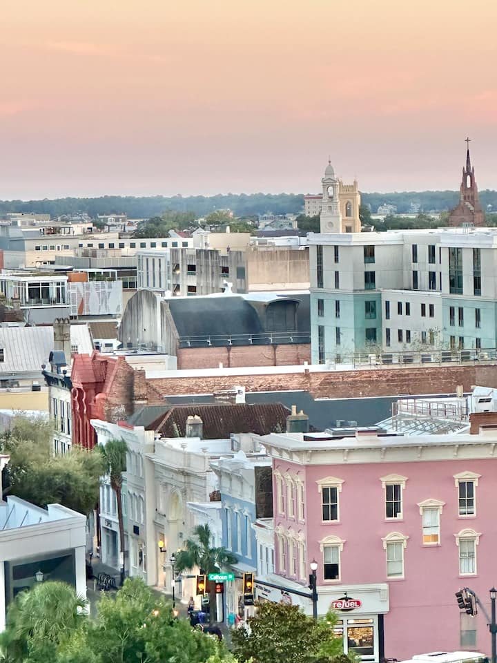 Downtown 2 Bed/1.5 Bath Townhome + Parking - Charleston, SC