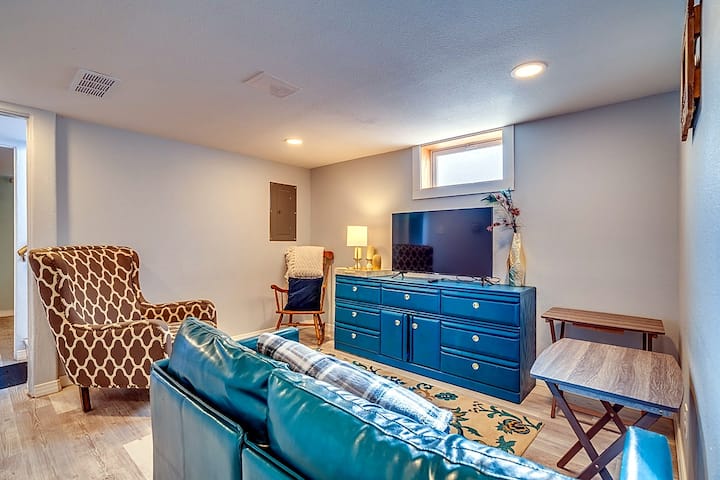 Downtown Dale Suite · 3br, Garage, Fenced Yard - Colorado Springs, CO