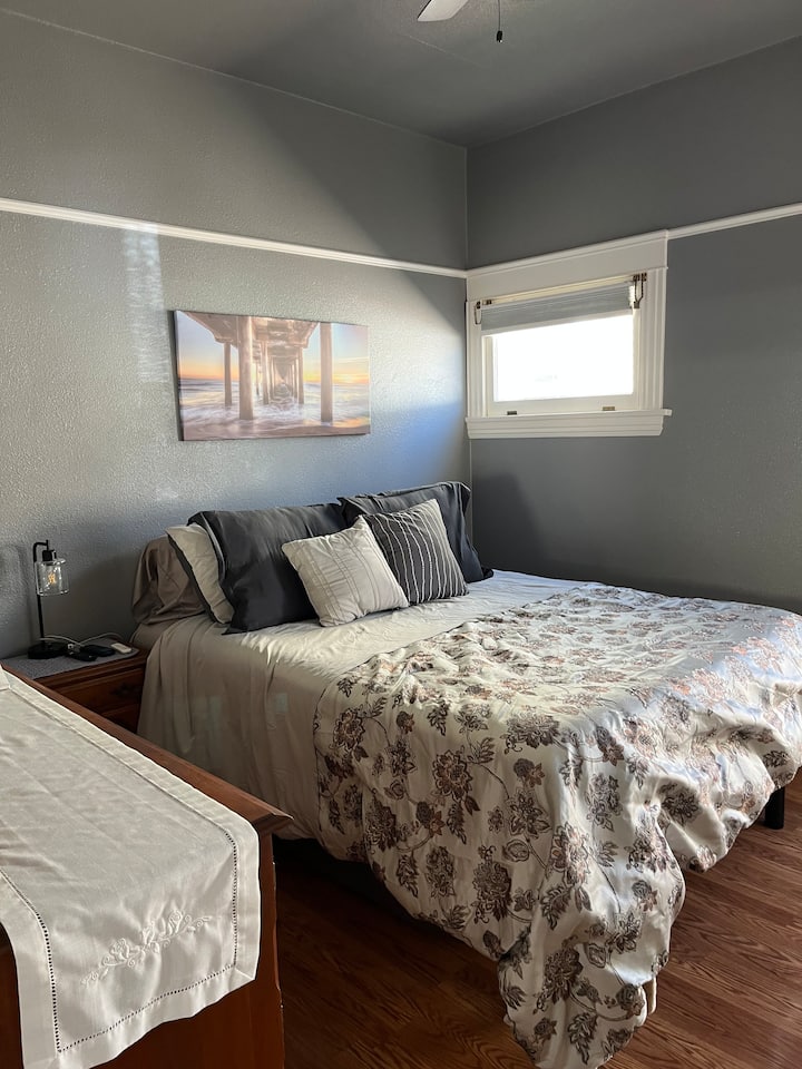 Beach House With One Persian Cat - Orange County, CA