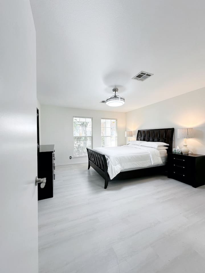 Master Bedroom At Tech Ridge Area - Austin, TX