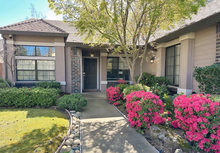 Cozy House - SeaQuest Folsom, Folsom