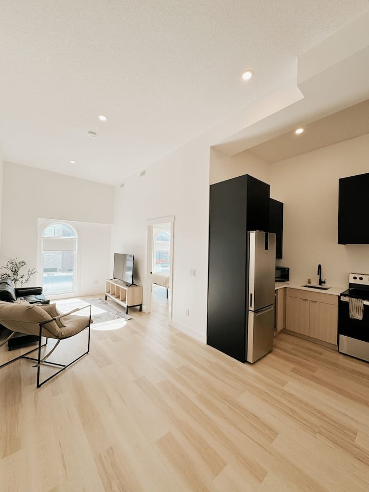 The Charlotte | King Bed • Downtown Woodstock - Woodstock