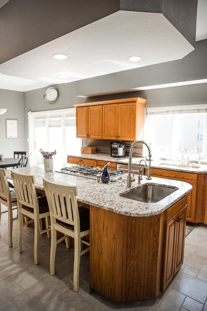 Spacious Home, Sleeps 21, Gathering/cornhole - Joplin, MO