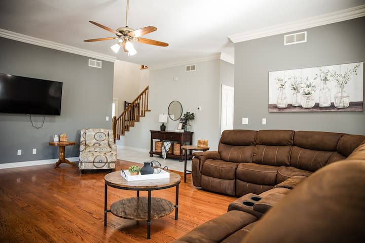 Spacious Home, Sleeps 21, Gathering/cornhole - Joplin, MO
