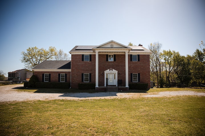 Spacious Home, Sleeps 21, Gathering/cornhole - Joplin, MO